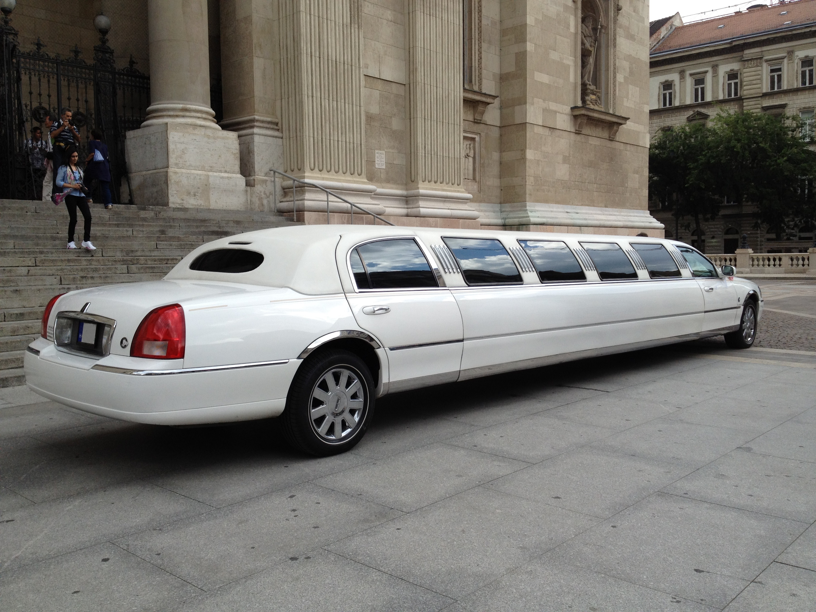 Lincoln Town Car limuzin bérlés Budapesten (10-12 személy) | Exclusive ...