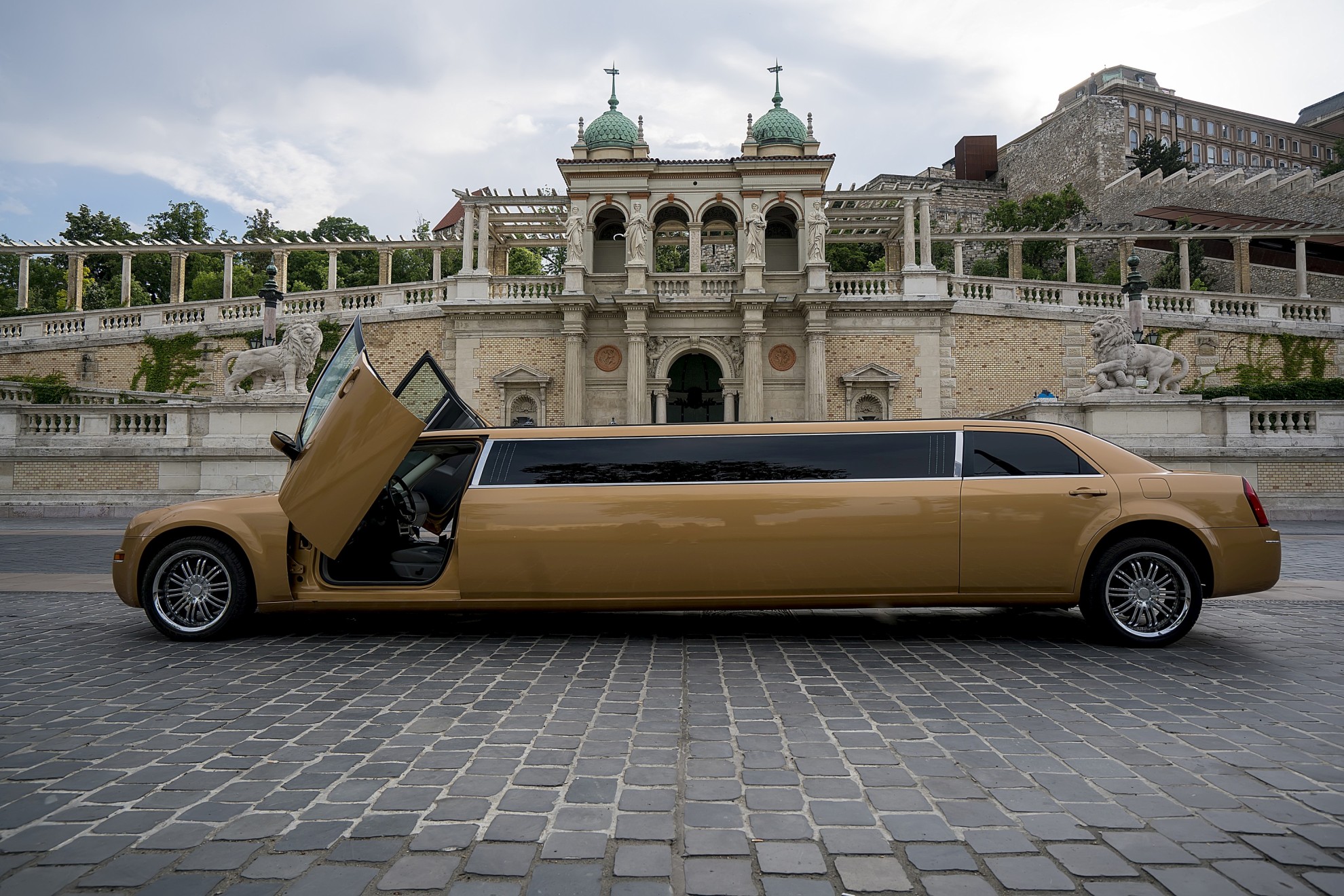 Chrysler 300c limuzin bérlés Budapesten (9 személy) | Exclusive Limousine