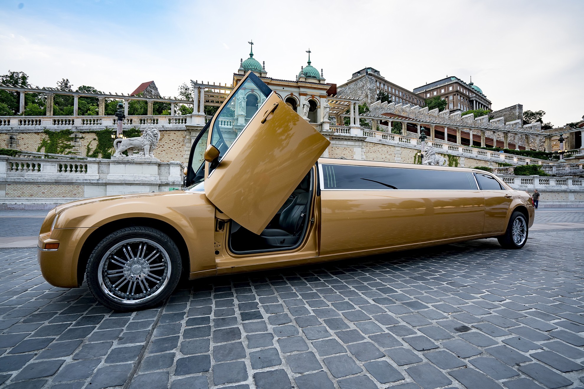 Chrysler 300c limuzin bérlés Budapesten (9 személy) | Exclusive Limousine