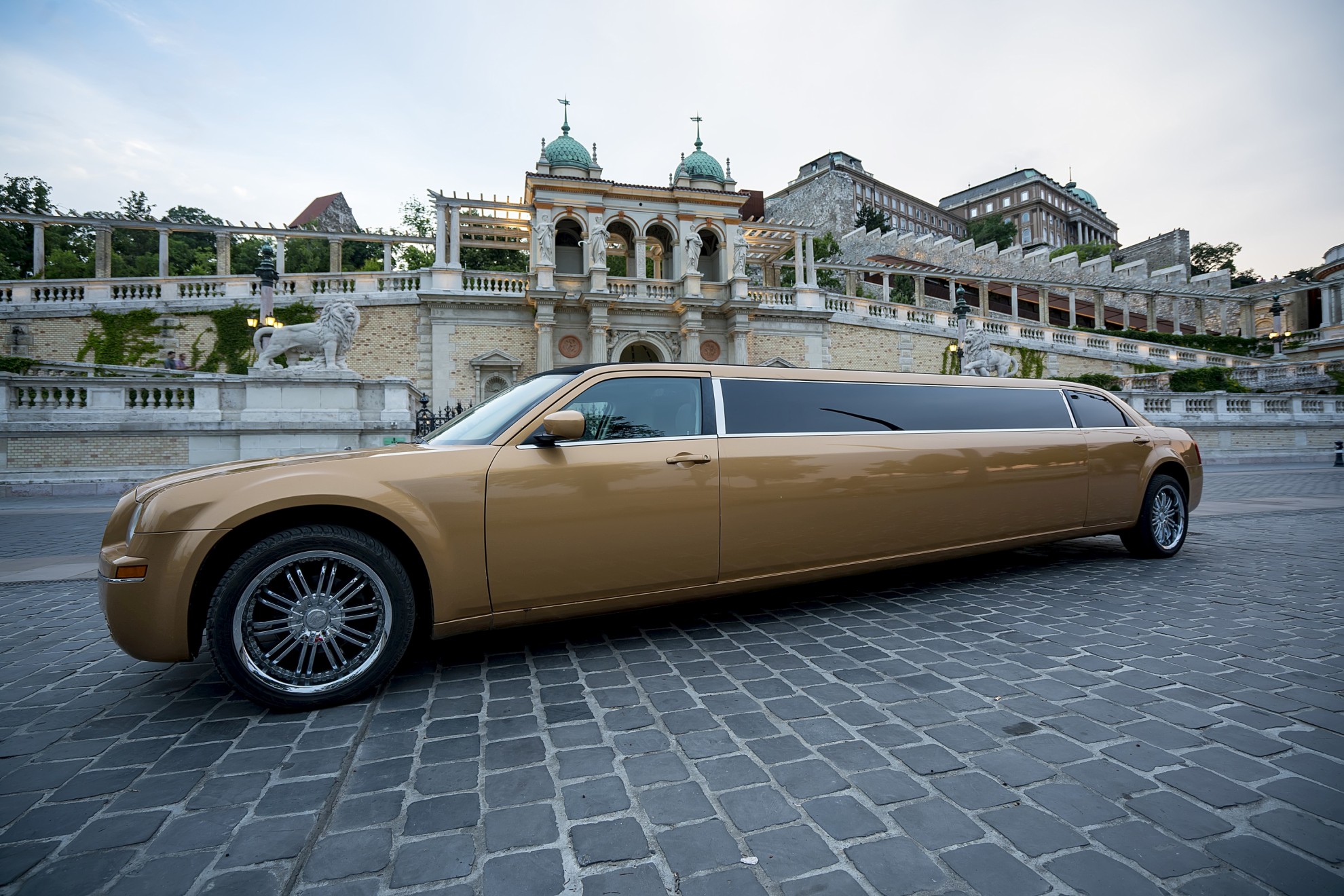 Chrysler 300c limuzin bérlés Budapesten (9 személy) | Exclusive Limousine