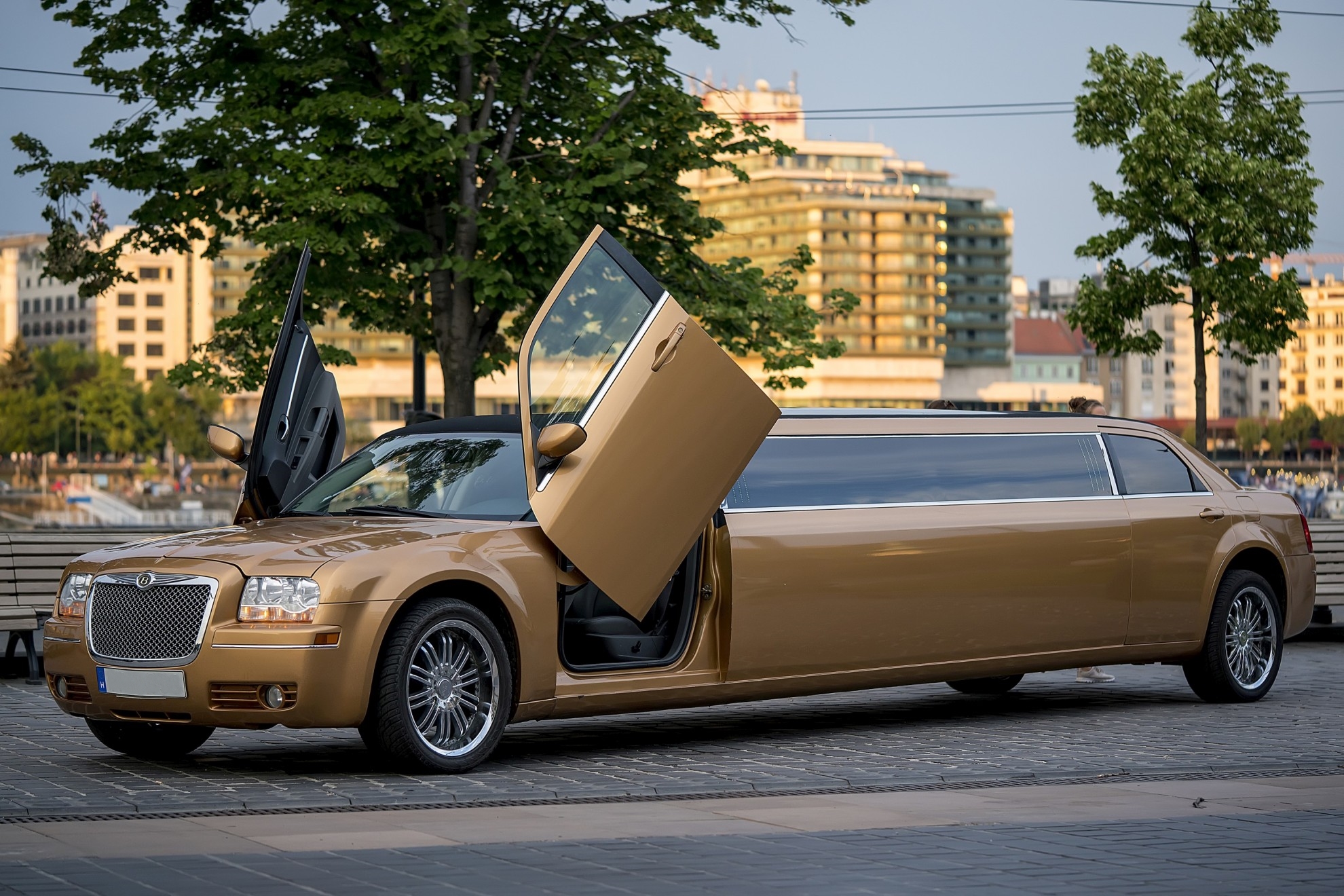 Chrysler 300c limuzin bérlés Budapesten (9 személy) | Exclusive Limousine